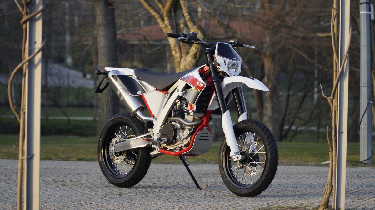 AJP PR4 240 Extreme (2017 - 18), prezzo e scheda tecnica - Moto.it