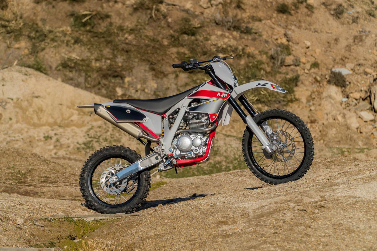 AJP PR3 240 MX (2017 - 18), prezzo e scheda tecnica - Moto.it