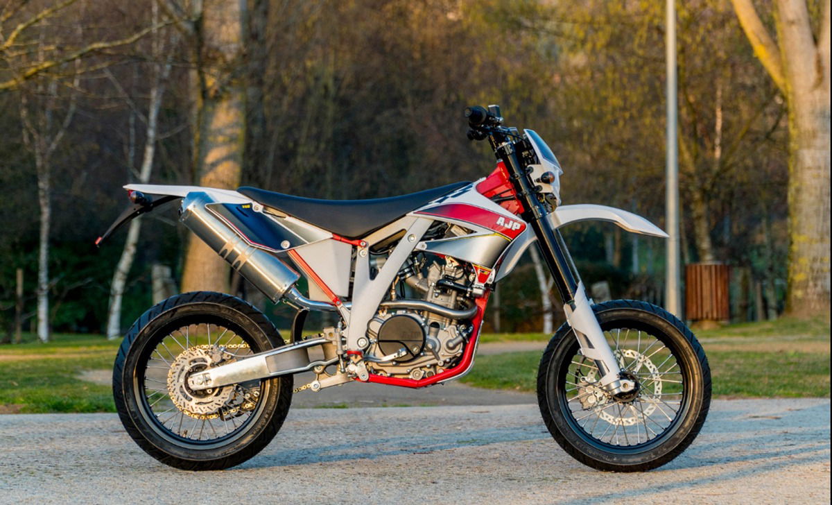 AJP PR5 250 Supermoto (2019 - 20), prezzo e scheda tecnica - Moto.it