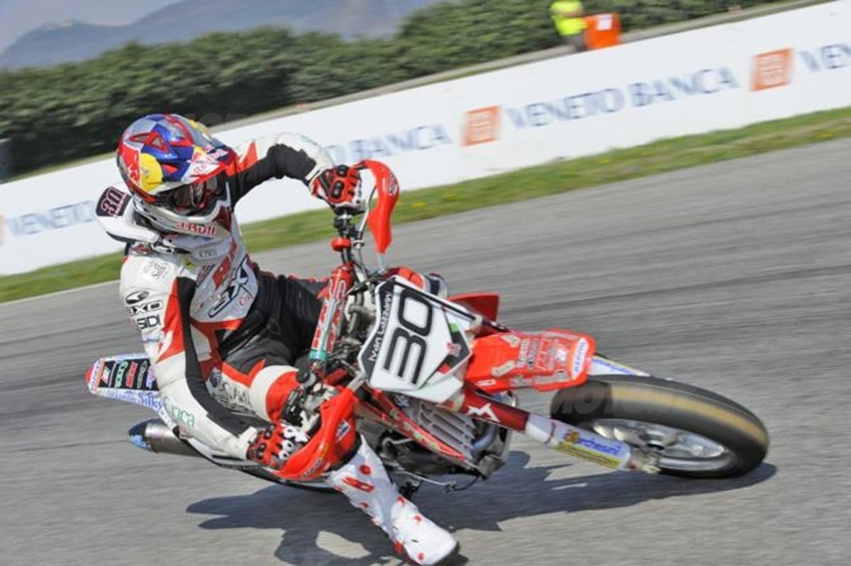 Mondiale Supermoto. Thomas Chareyre vince il GP d'Italia - Sport - Moto.it