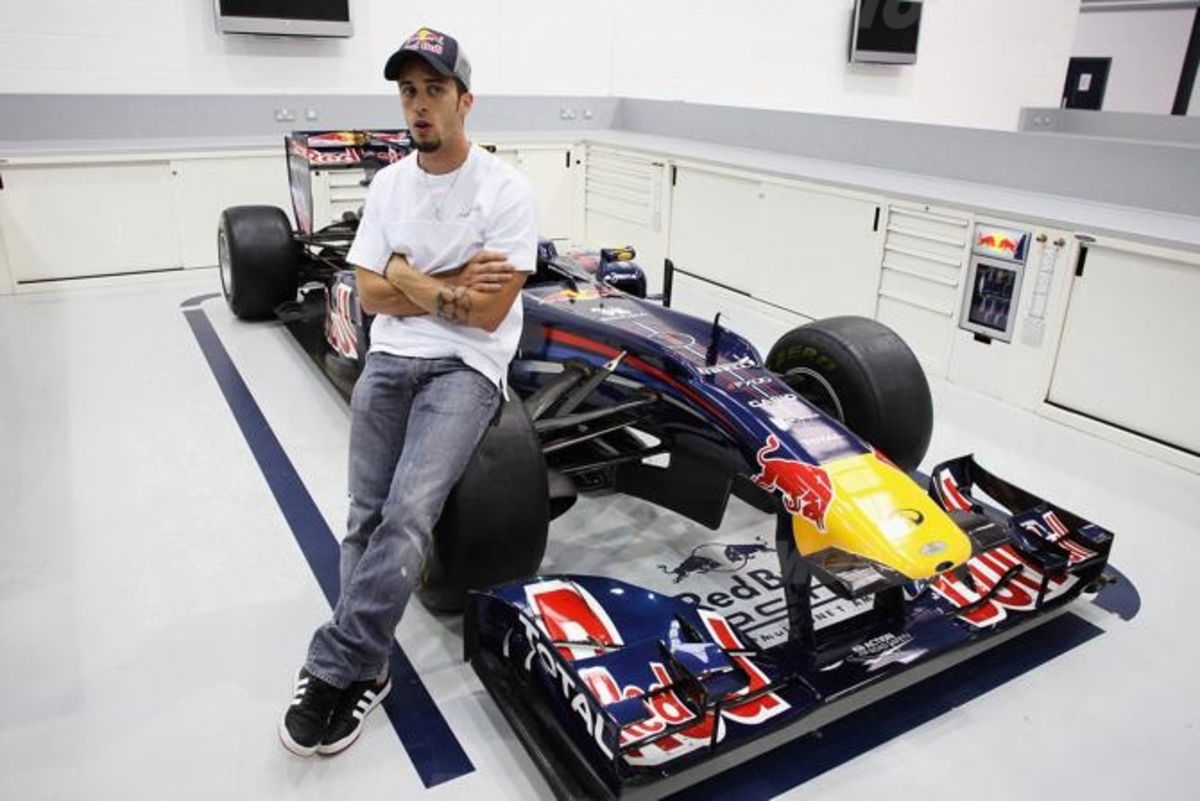I piloti Repsol Honda visitano la sede del Red Bull Racing F1 - MotoGP ...