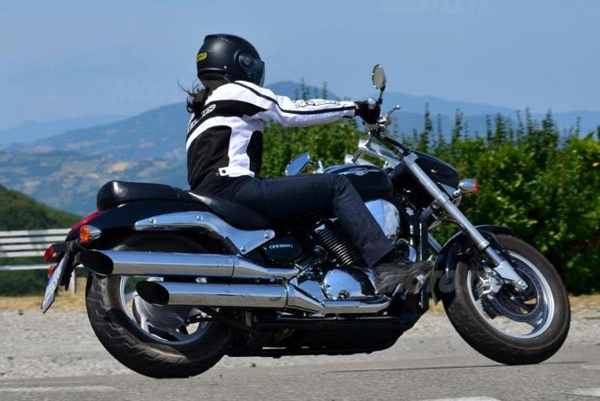 Una giornata con la Suzuki Intruder M800: la custom "tutta curve ...