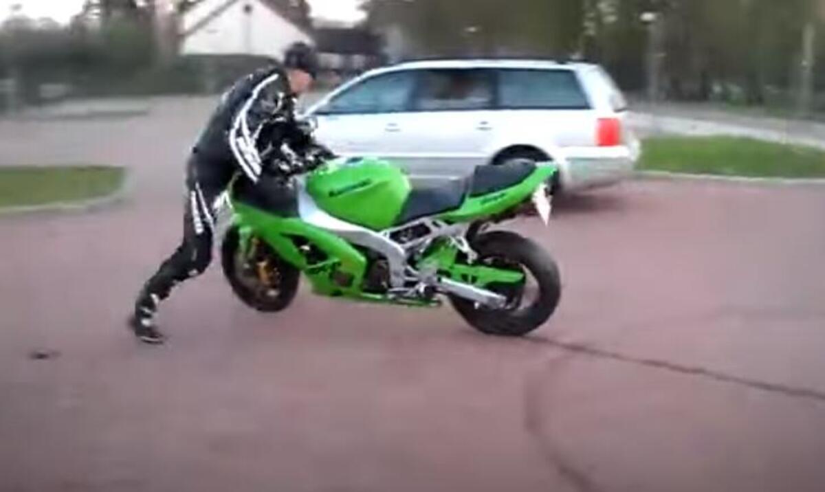 Moto crash: come distruggere una Kawasaki Ninja senza neanche salirci ...