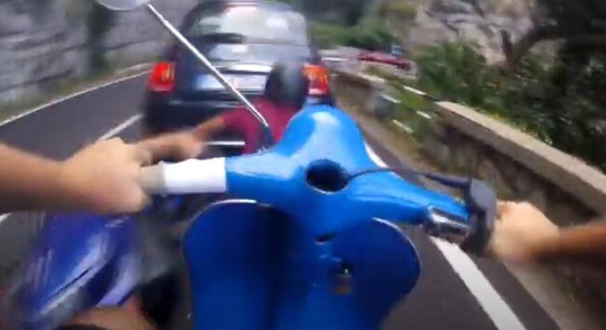 Moto crash: Vespa Piaggio vs Fiat 500, lo scontro tra icone italiane è ...