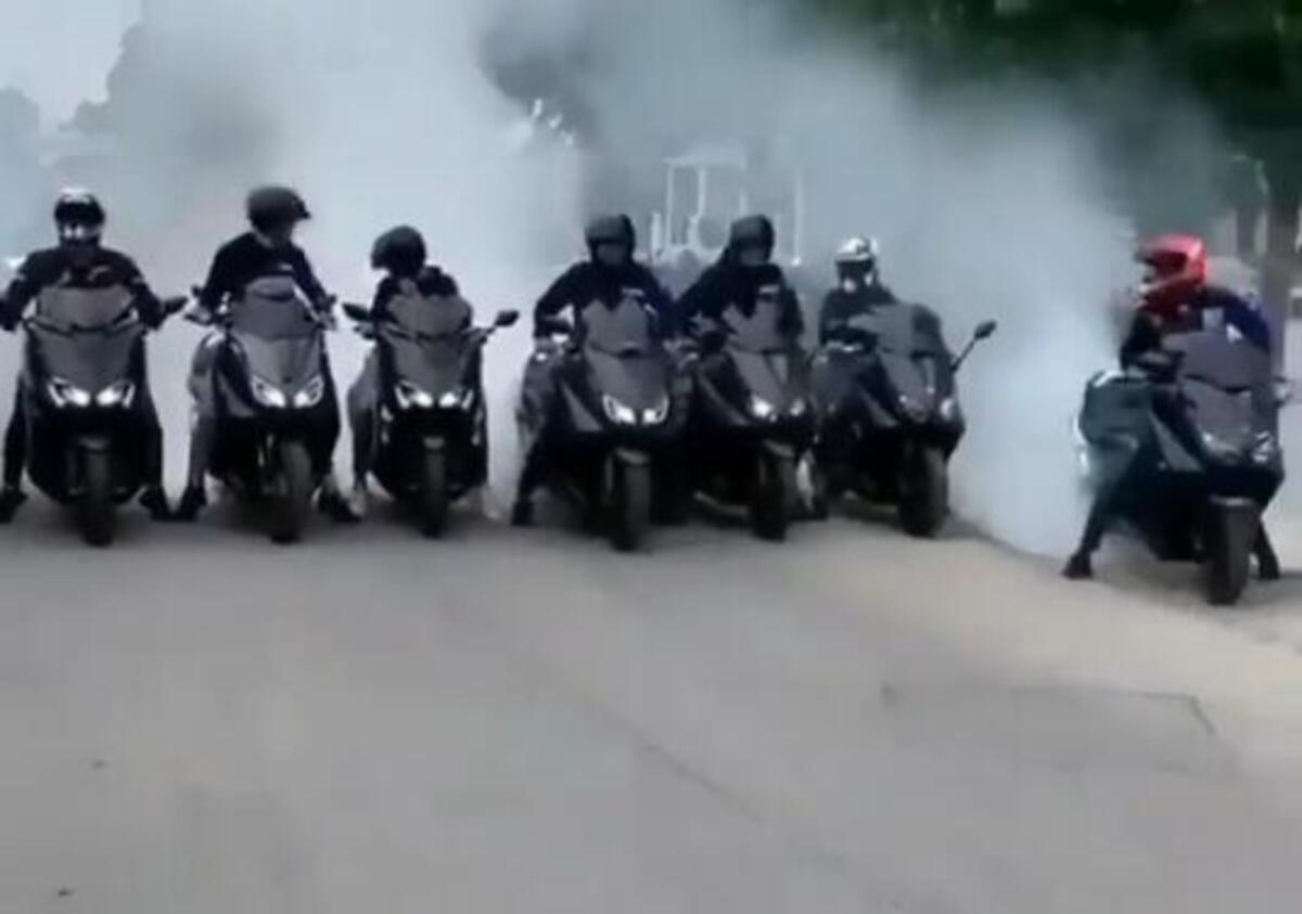 T-Max fun: la gang dei T-Maxisti fa felice il gommista [VIDEO] - News ...