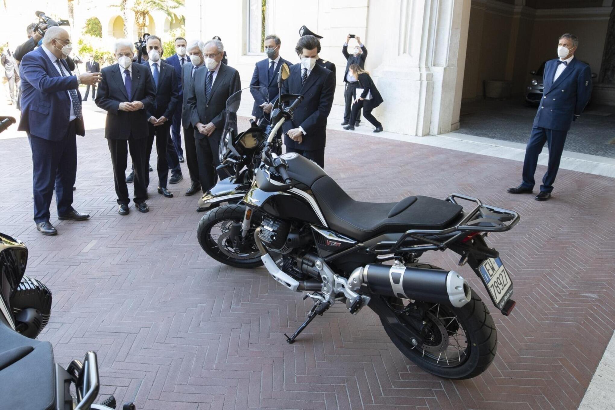Le Moto Guzzi V85TT per i Corazzieri presentate al presidente Sergio ...