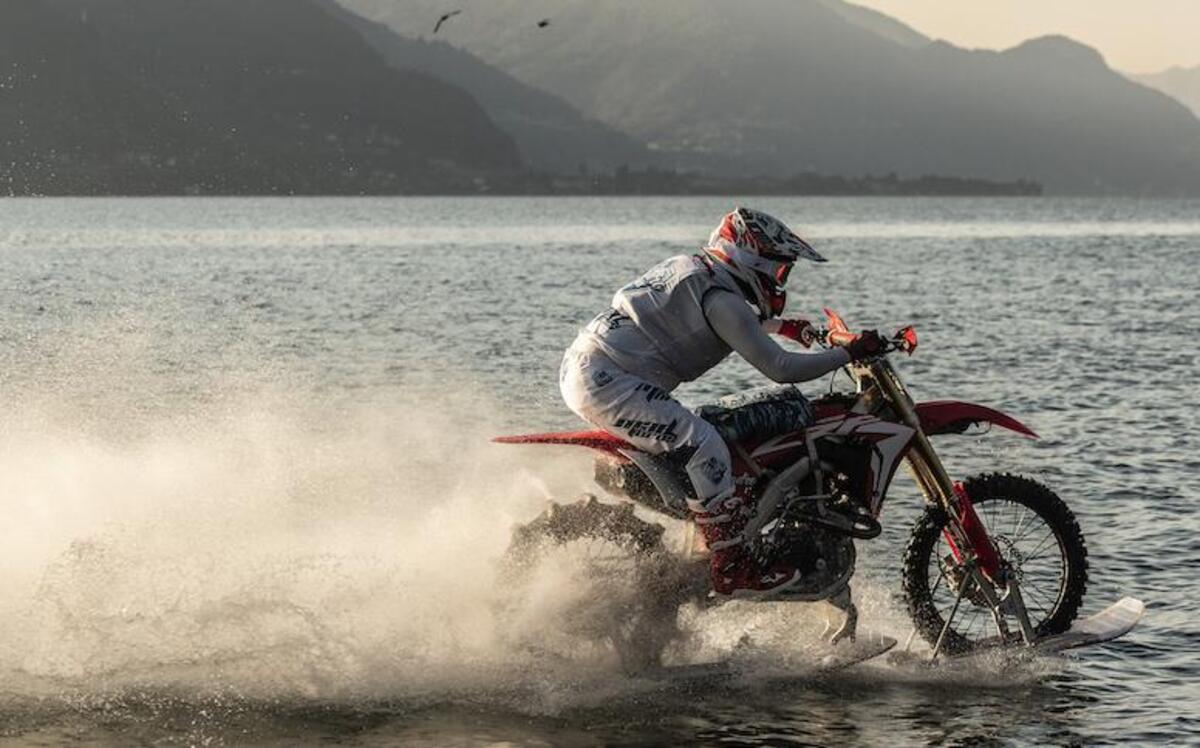 Luca Colombo in attesa per la traversata dello Stretto di Messina in ...