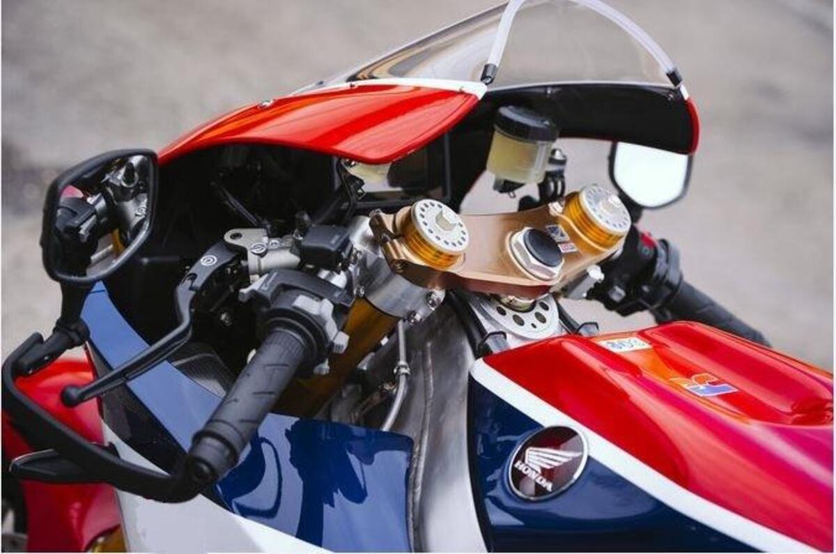 Brevetto motore Honda V4. A volte V2 - News - Moto.it