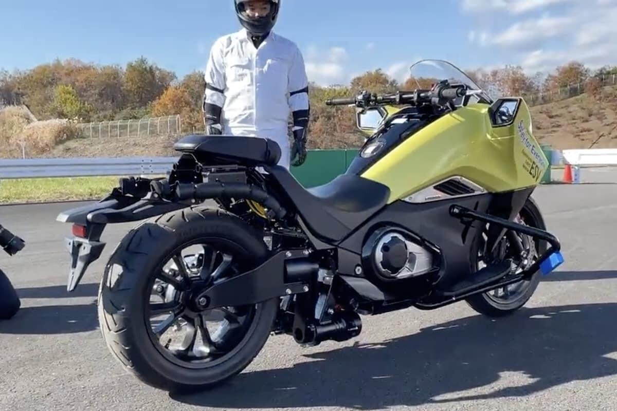 Honda Riding Assist 2.0: la moto sta in equilibrio da sola e semplifica ...