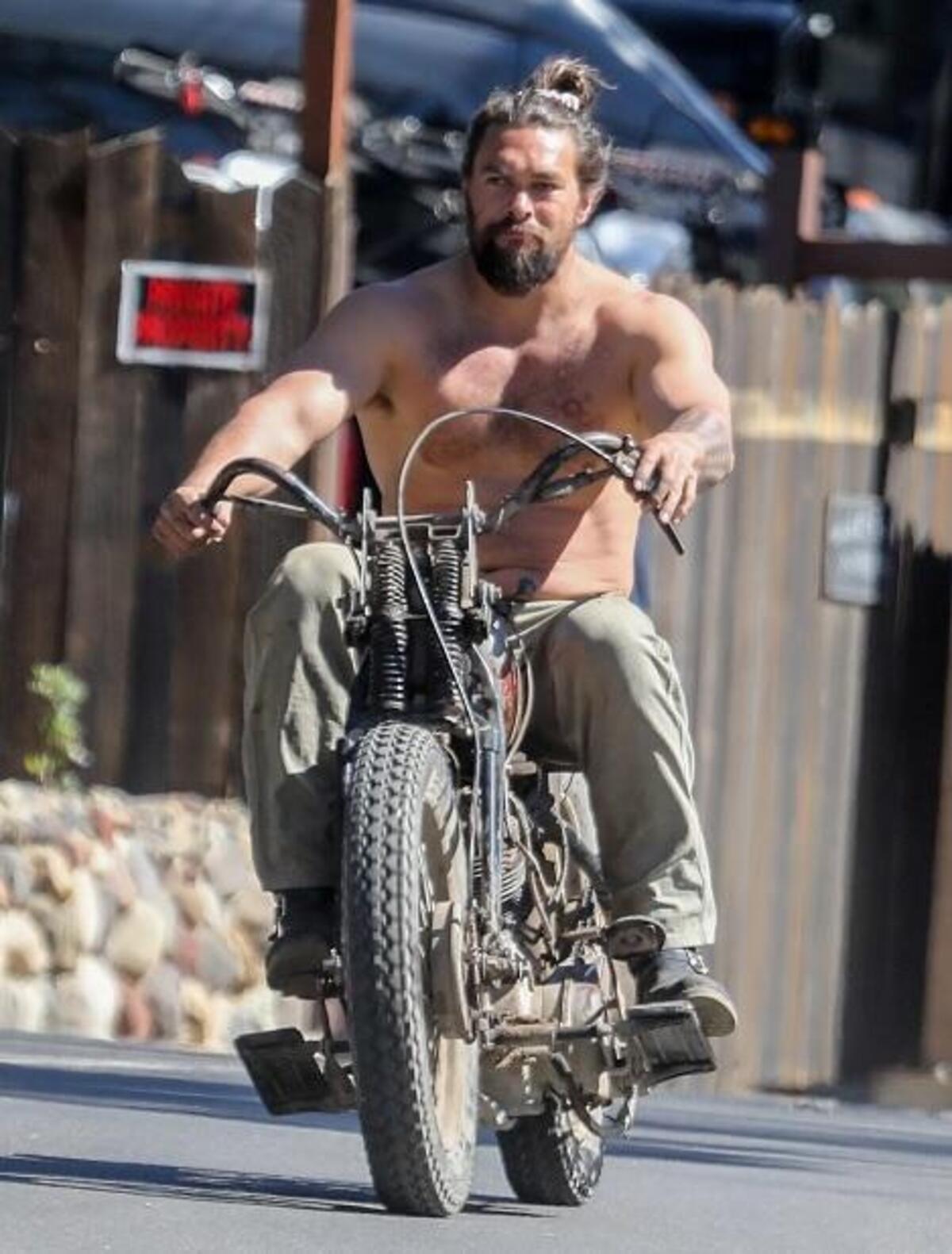 Jason Momoa, sulla Harley a torso nudo - News - Moto.it