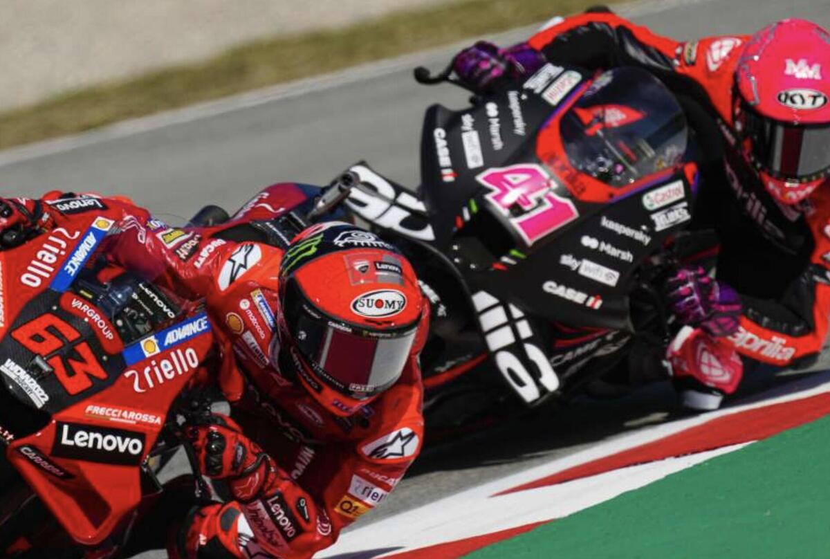 Solo Aprilia resiste alle incontenibili Ducati. Con Loris Reggiani e ...