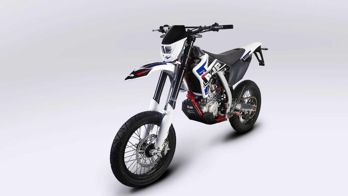 AJP SPR 250 Supermoto (2023 - 25), prezzo e scheda tecnica - Moto.it