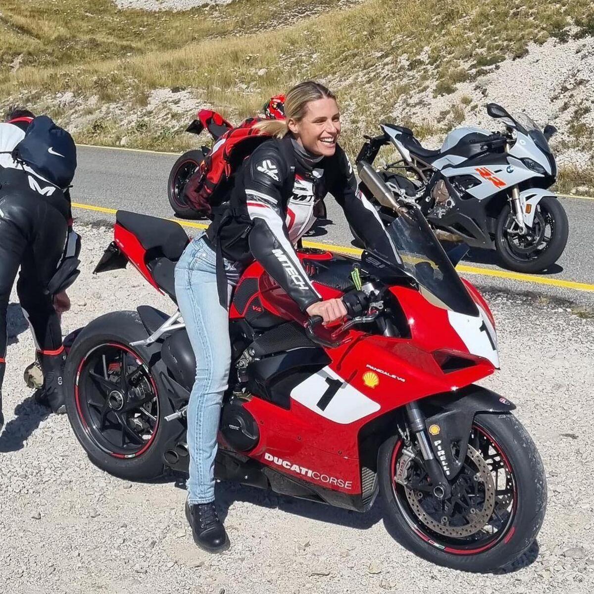 Michelle Hunziker è una di noi: sul Terminillo con la Ducati Panigale ...