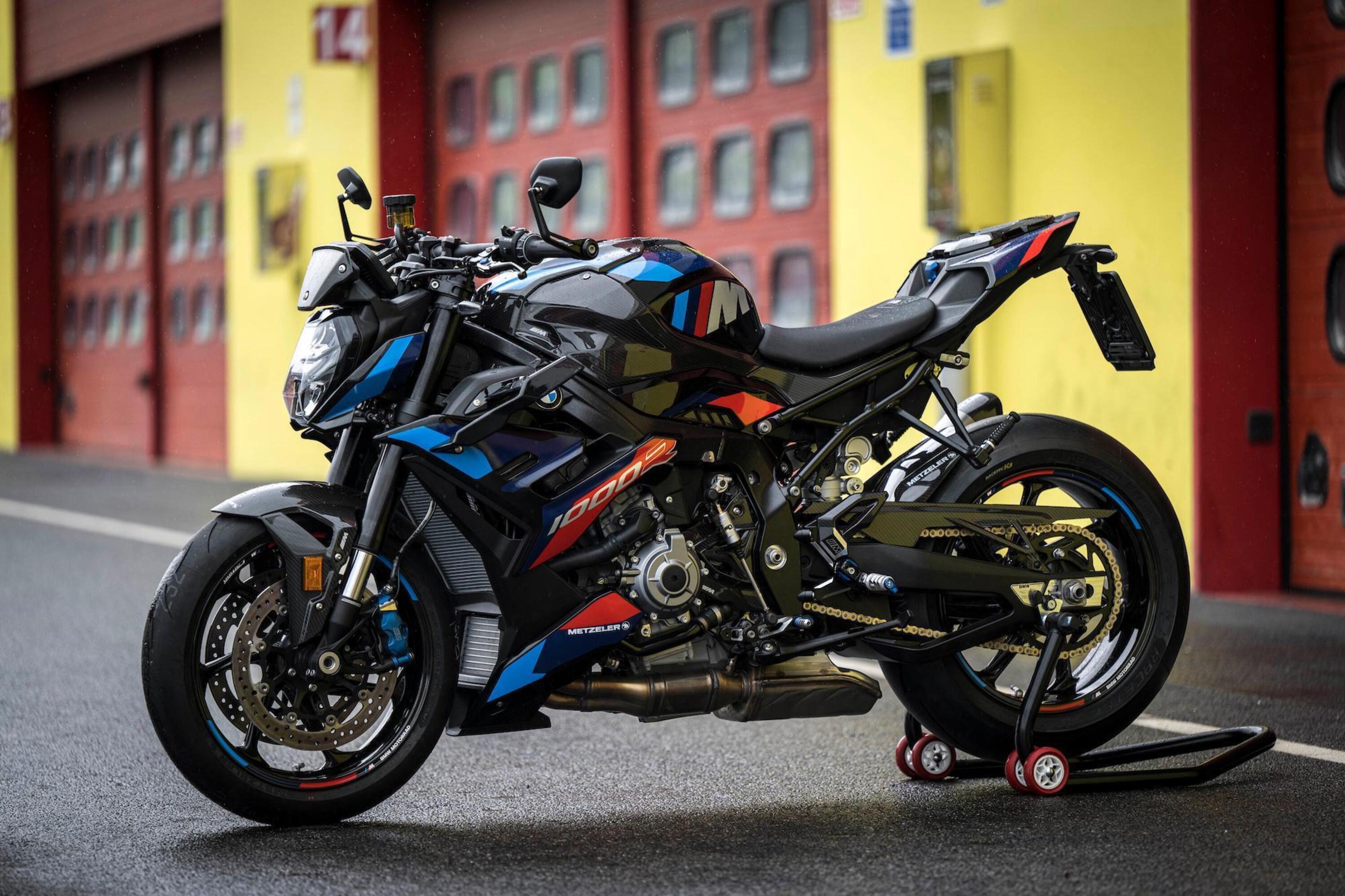 BMW M1000R vs Ducati Streetfighter V4 SP2: elogio della follia! [VIDEO ...