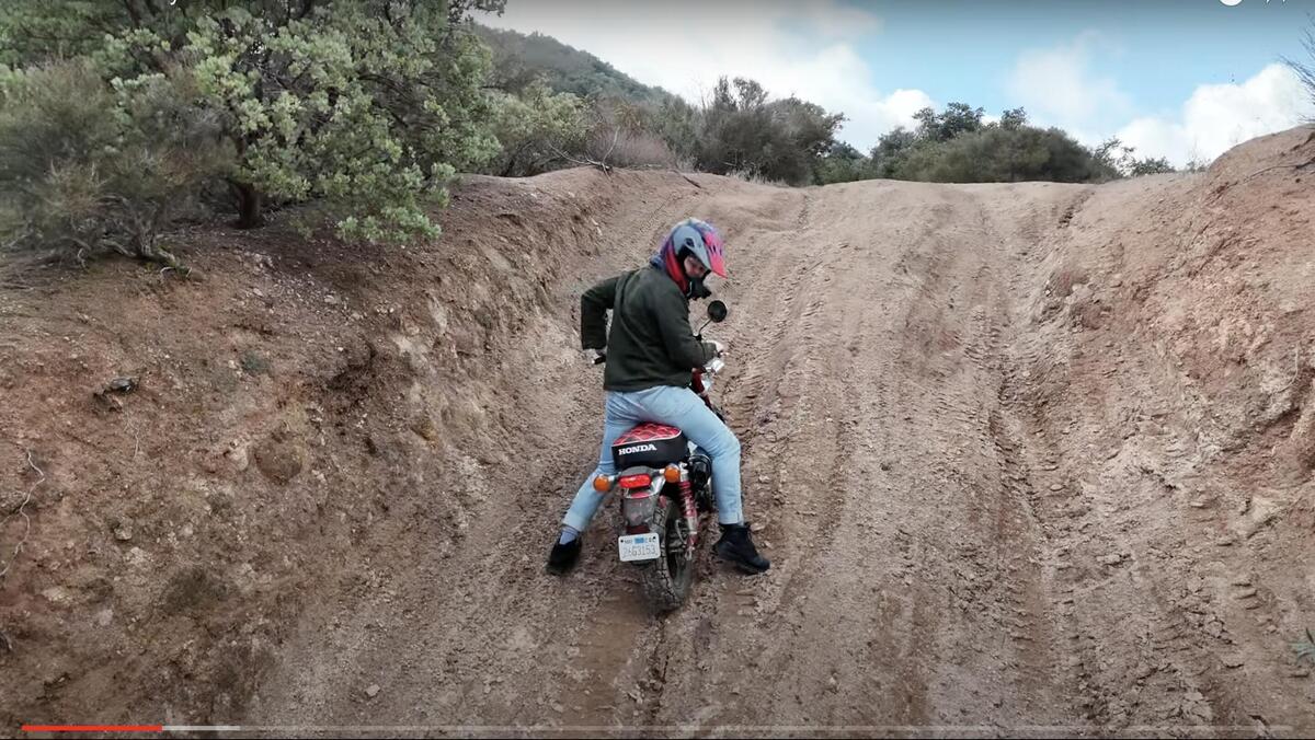 Cosa succede se vai in off road con una Honda Monkey di serie? Più o ...