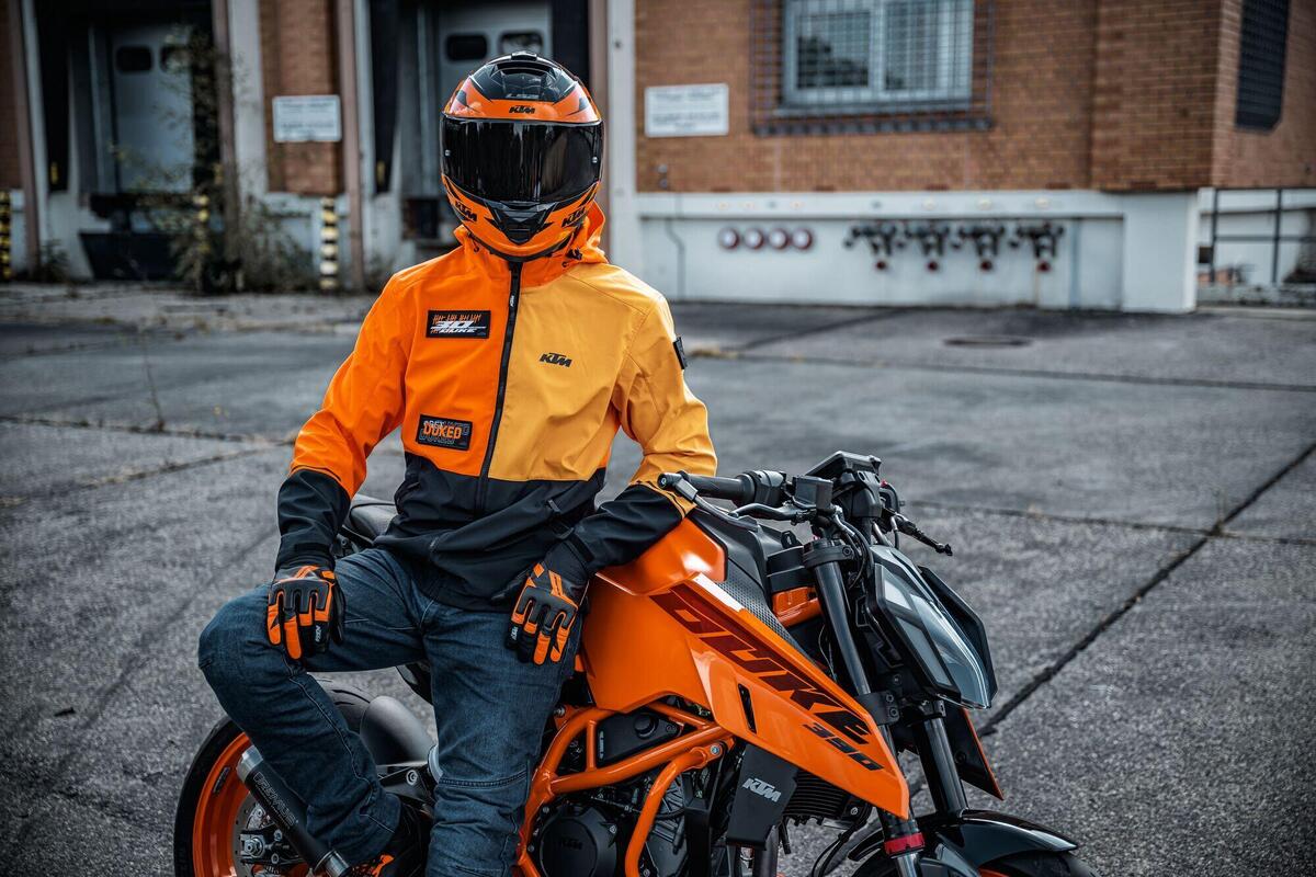 KTM presenta la collezione abbigliamento e accessori dedicata alla Duke ...