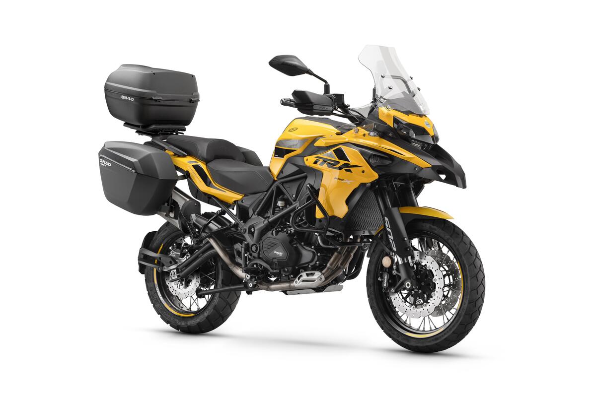 Benelli TRK 502 e TRK 502 X, arriva la promozione: tris di valigie ...