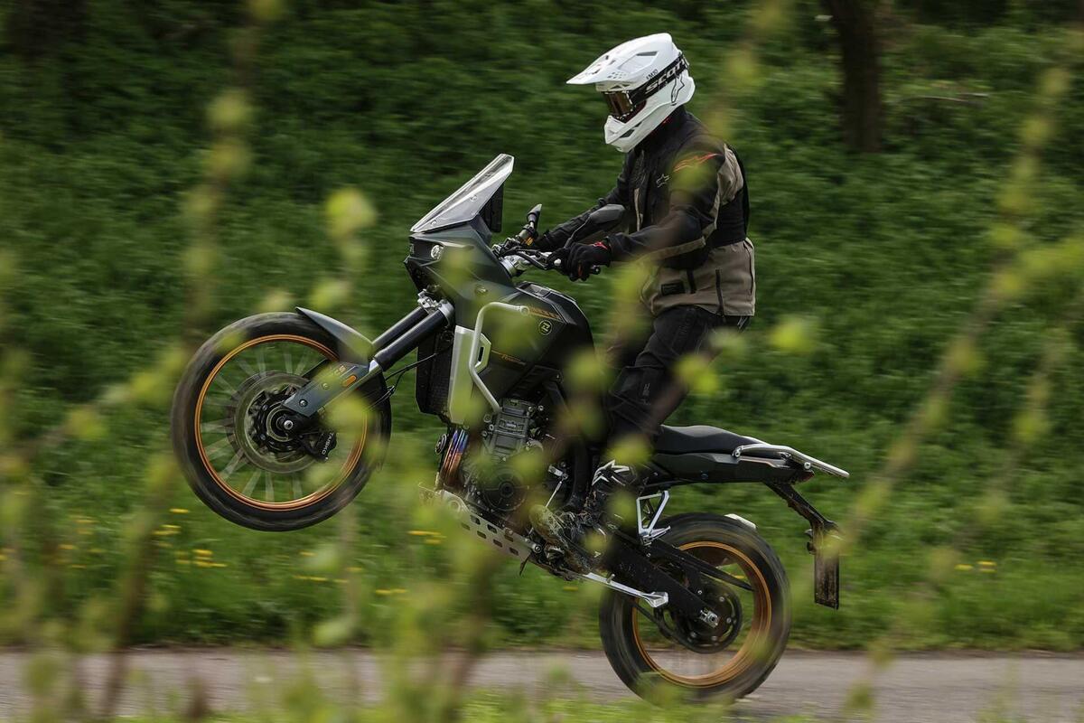 Prova KOVE 800X Pro: TEST anteprima, pregi e difetti della maxi enduro ...