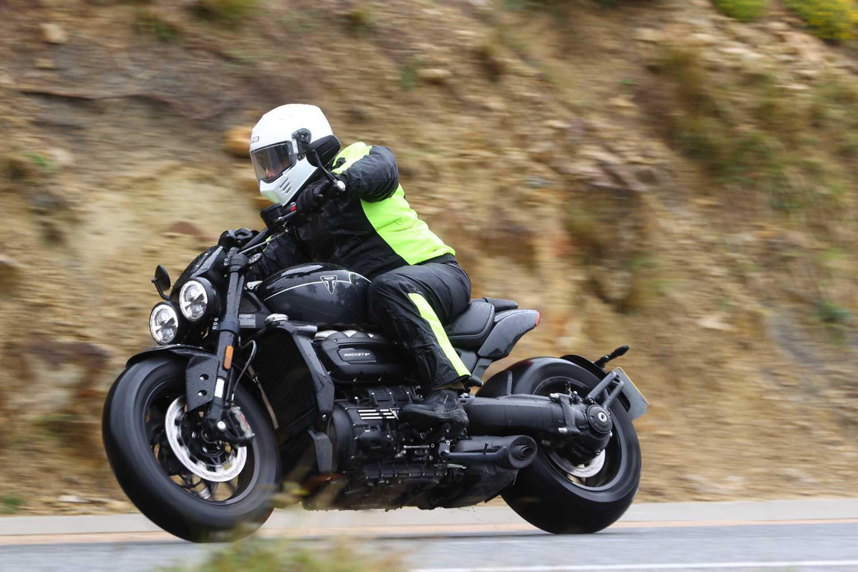 Prova Triumph Rocket 3 Storm R e Storm GT: il TEST del mostro dal cuore ...