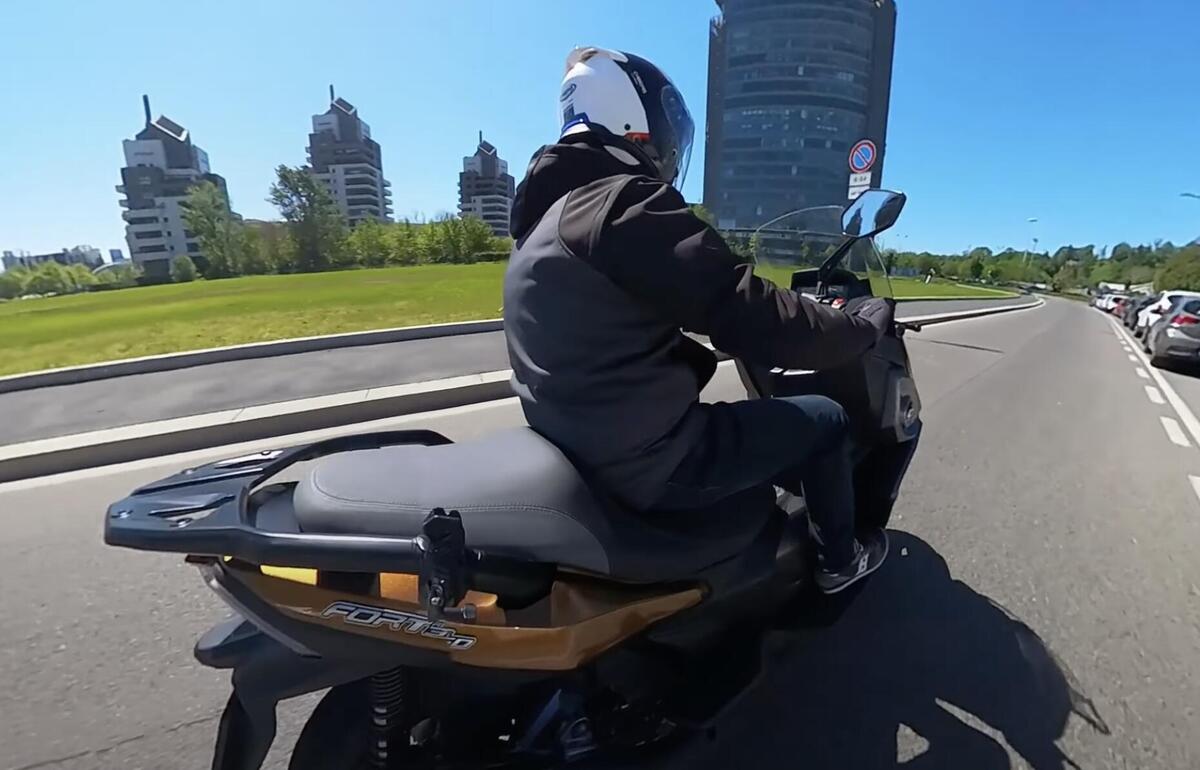 Prova TEST maxi scooter QJ Fort 350: comodità, prestazioni e prezzo ...