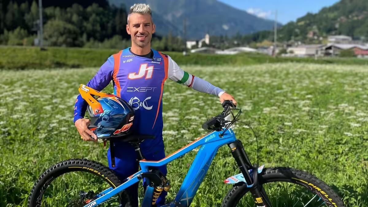 Brutta caduta per Marco Melandri in eMTB. Scapola e quattro costole ...