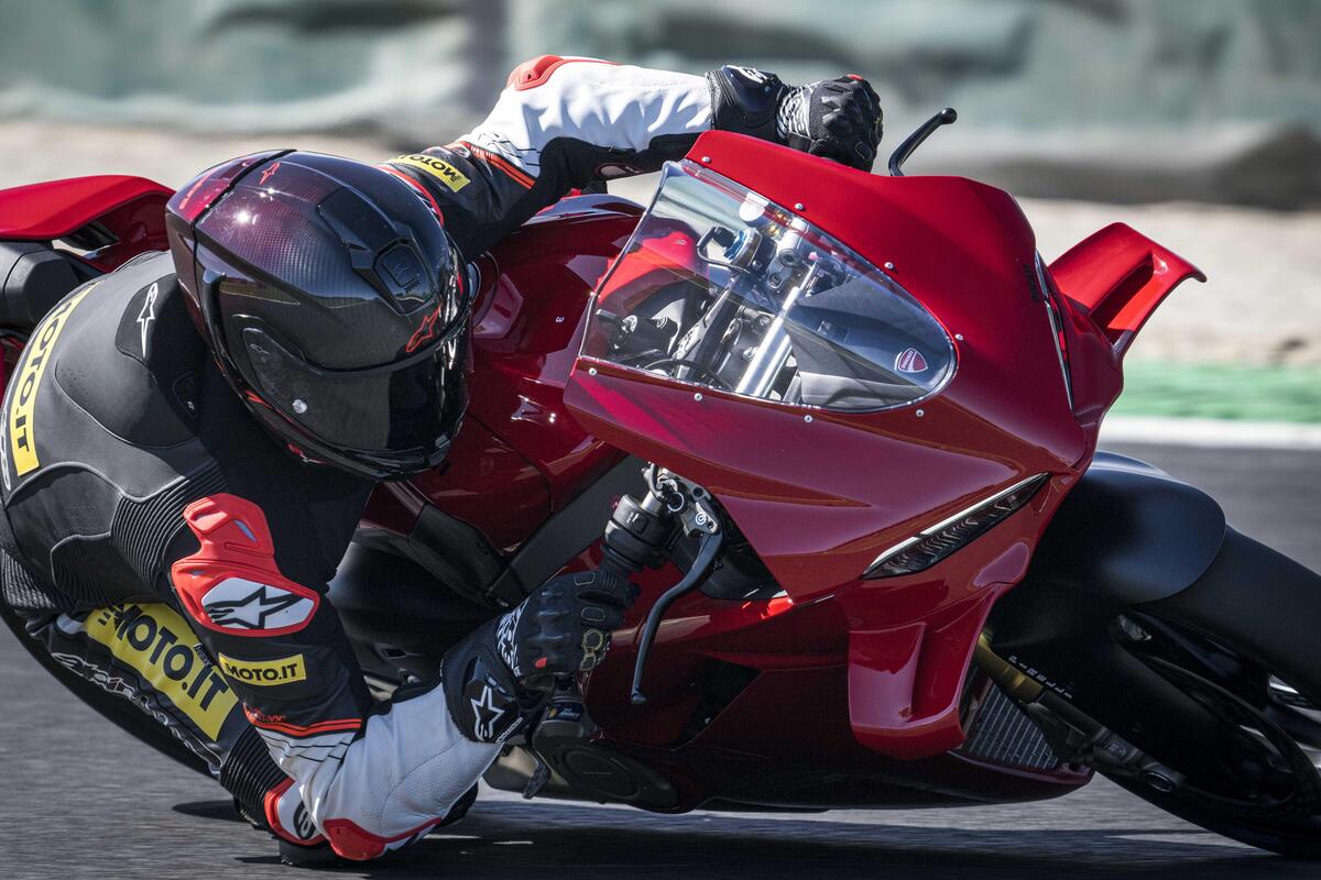 Ducati Panigale V4 2025: l'abbiamo provata, vi raccontiamo come va e vi ...