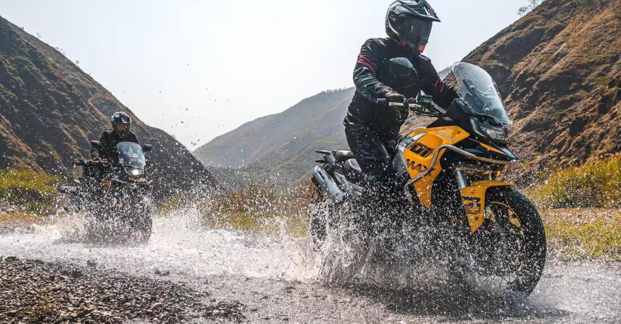 Zongshen ha aggiornato la sua midi-adventure Cyclone RX401 e la sta già ...