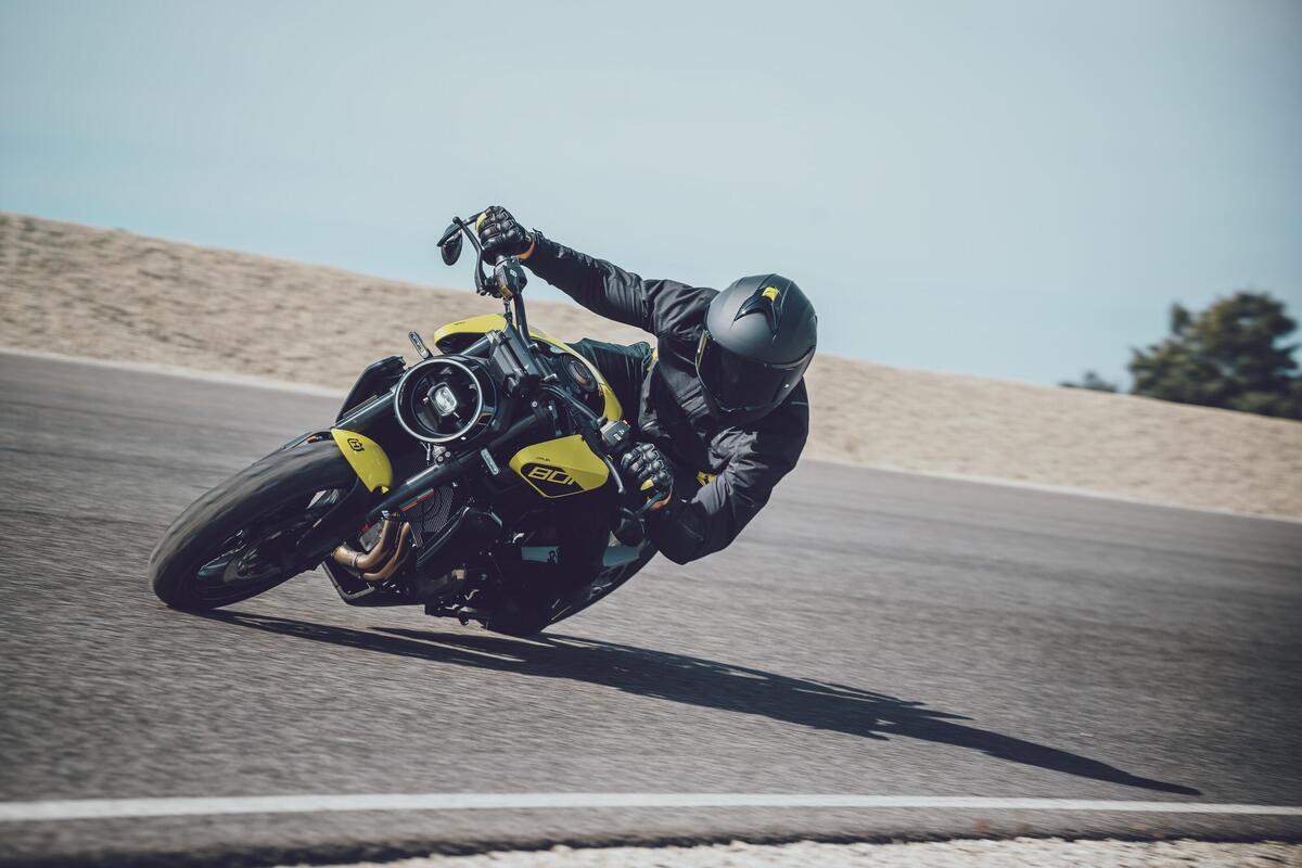 Nuova Husqvarna Vitpilen 801: faro Bi-Led e 105 cv per la sorella della ...