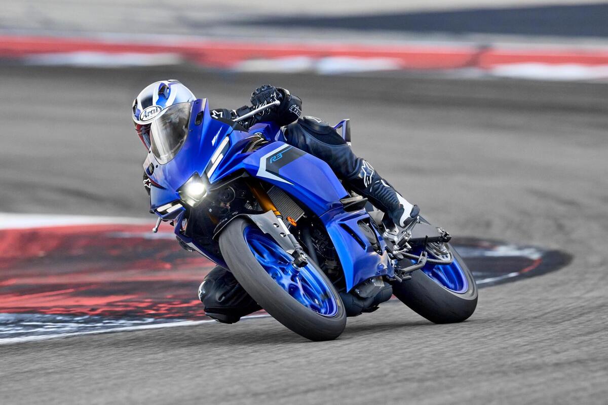Nuova Yamaha R3 2025: ecco come cambia - News - Moto.it