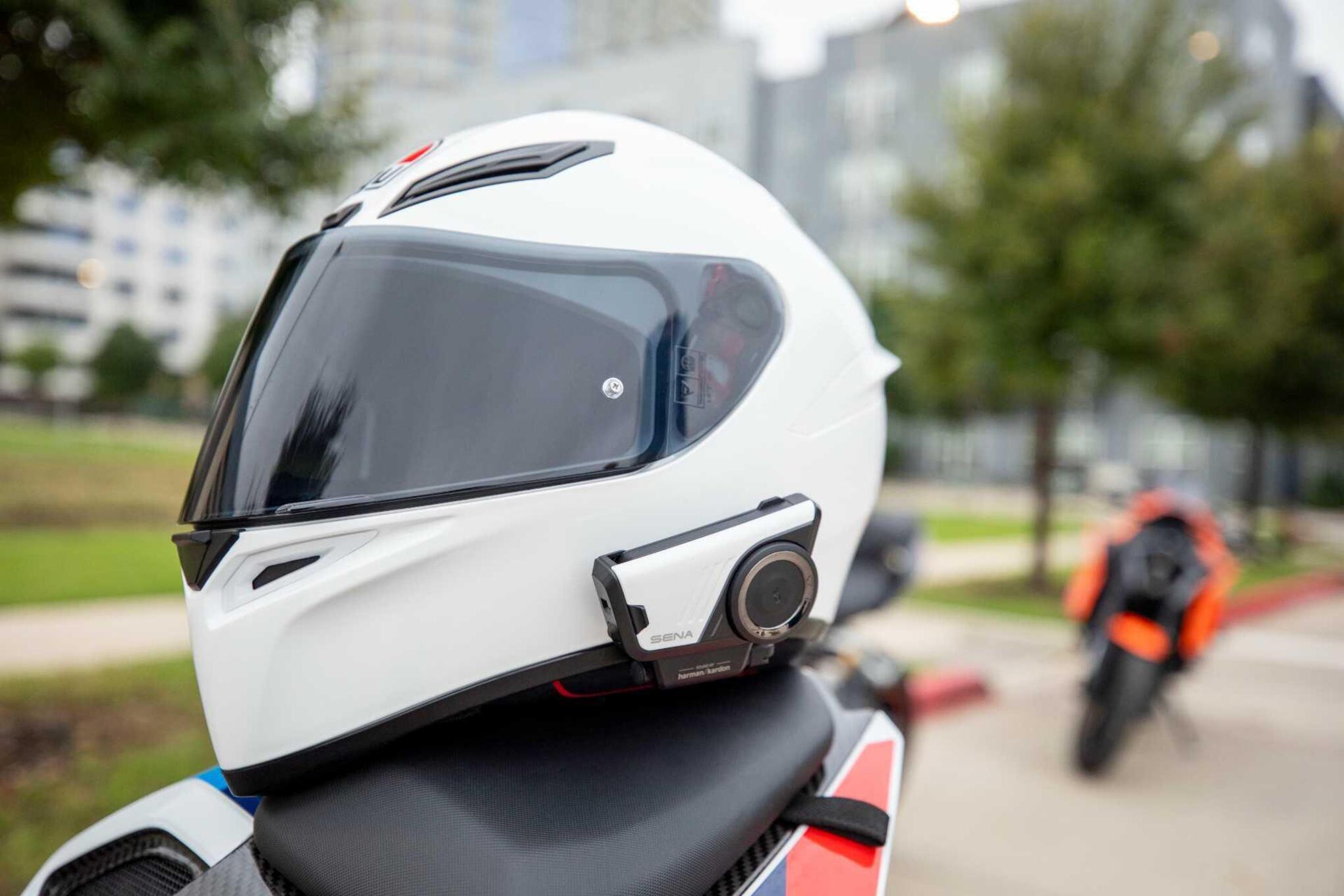 Interfono moto: Sena lancia il primo dispositivo al mondo con ...