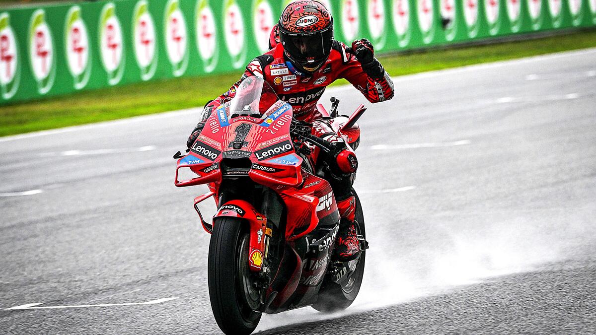 MotoGP 2024. GP della Thailandia. Pecco Bagnaia vince la gara bagnata! Secondo Jorge Martin ...