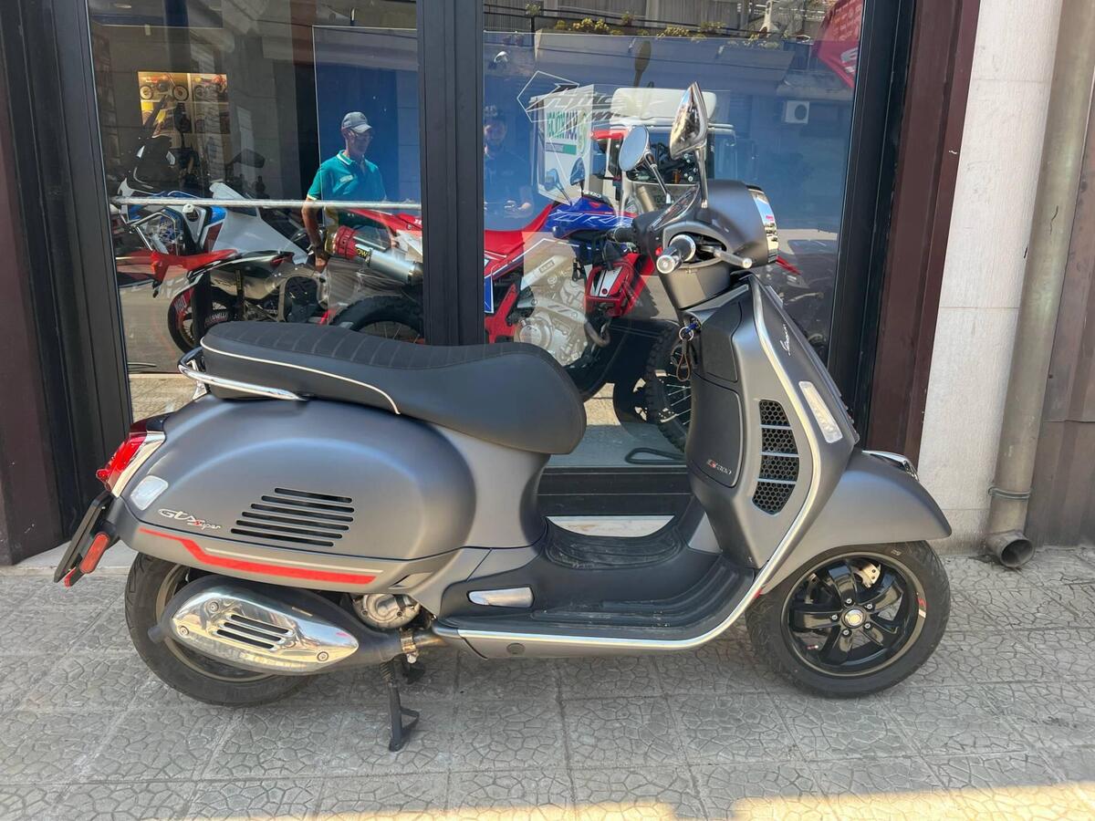 Vendo Vespa GTS 300 Super Hpe (2021 - 22) usata a San Severo (codice 9766583) - Moto.it