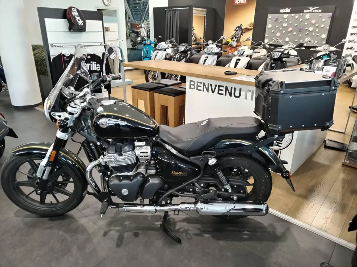 Vendo Royal Enfield Super Meteor 650 (2023 - 26) usata a Varese (codice ...