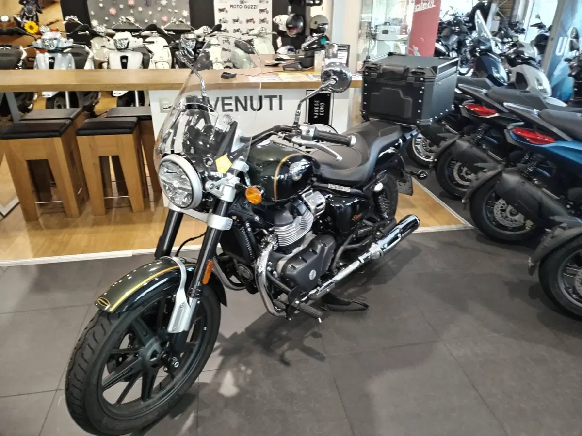 Vendo Royal Enfield Super Meteor 650 (2023 - 26) usata a Varese (codice ...