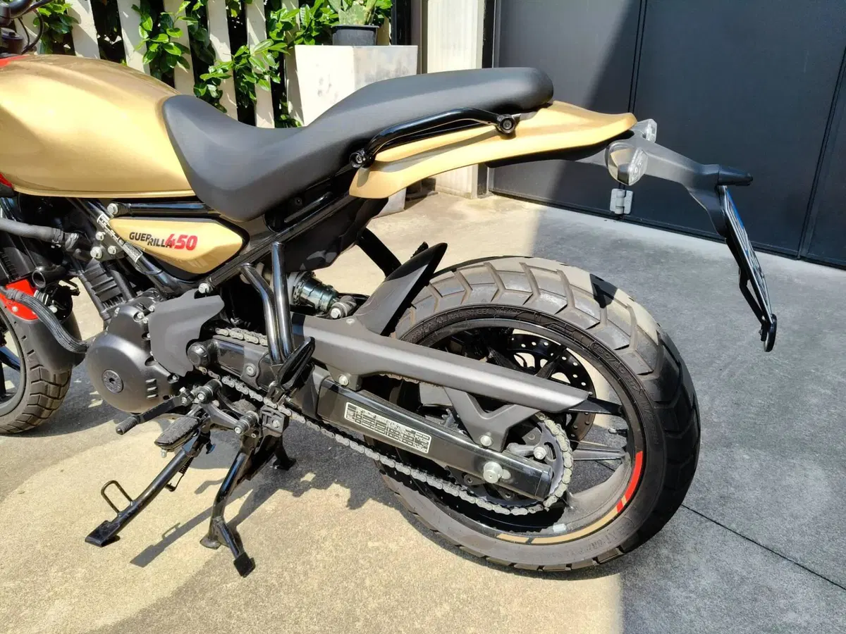 Vendo Royal Enfield Guerrilla 450 (2024 - 26) usata a Binasco (codice ...