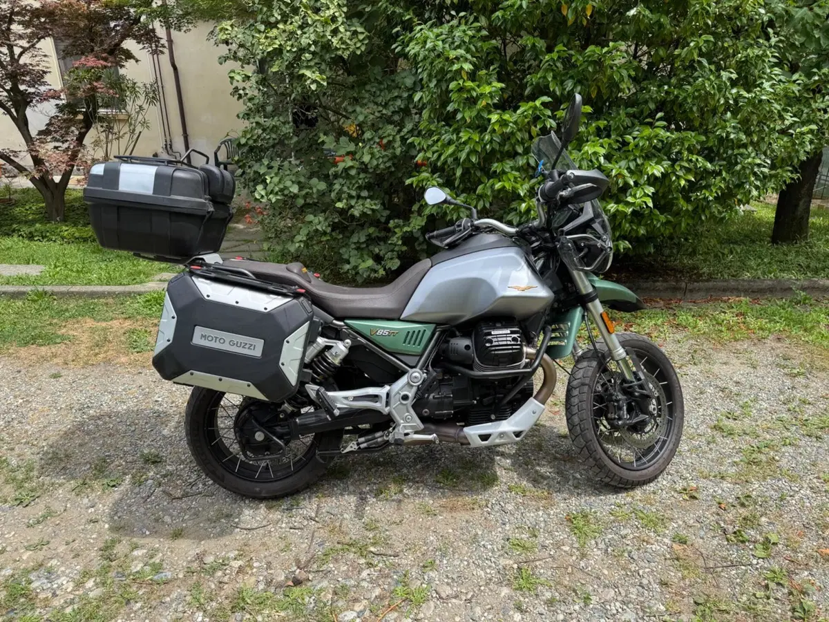 Vendo Moto Guzzi V85 TT Centenario (2021 - 22) usata a Ivrea (codice ...