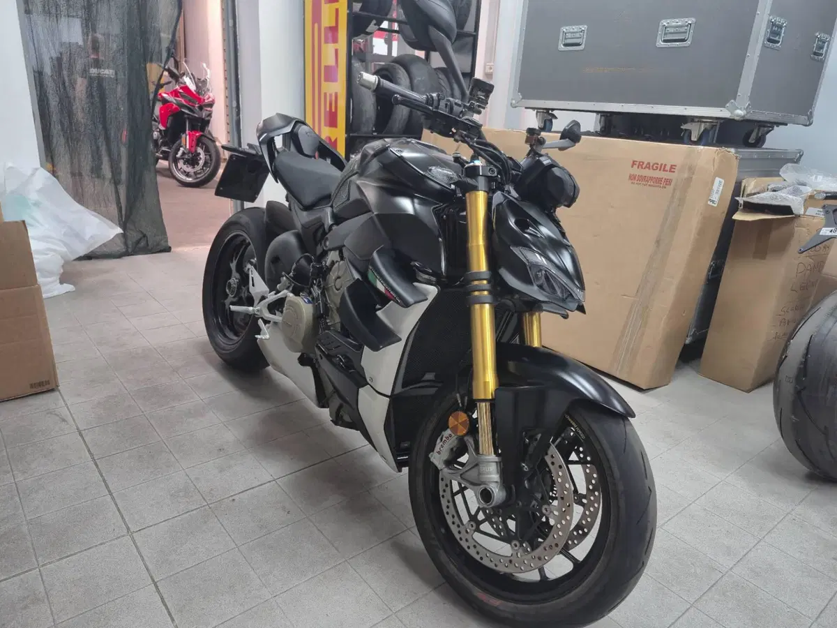 Vendo Ducati Streetfighter V4 1100 S (2021 - 22) usata a Aprilia ...